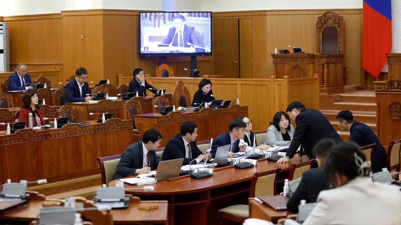 Нийгмийн эрүүл мэндийн тусламж үйлчилгээний тухай хуулийн төсөл болон хамт өргөн мэдүүлсэн